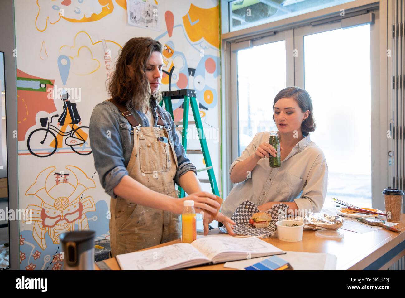 Artists enjoying lunch hi-res stock photography and images - Alamy