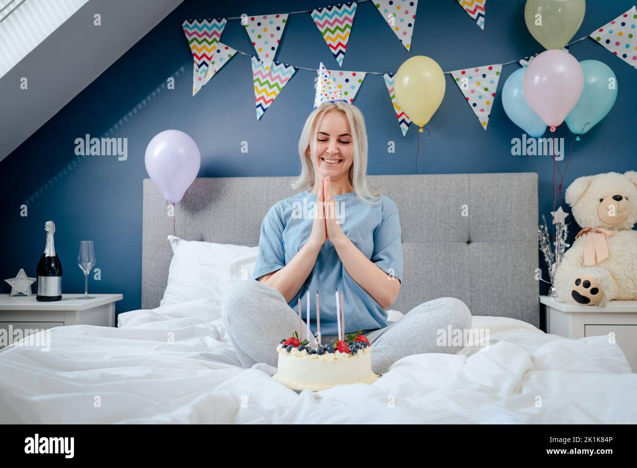 Woman claping hands hi-res stock photography and images - Alamy