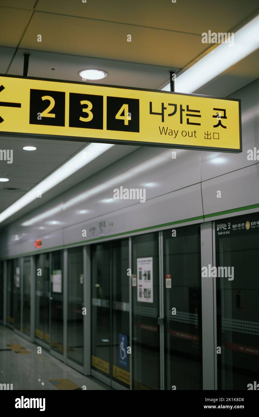 Ansan, Korea - September 18, 2022 : Subway station platform screen door ...