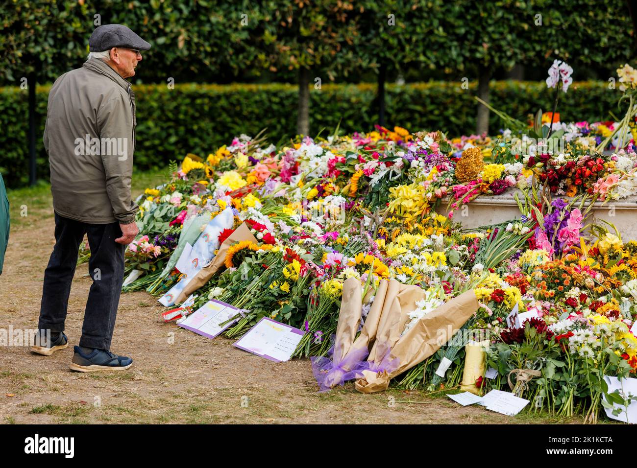 Newmarket, UK. 19 September, 2022. The Queen’s statued in Newmarket ...