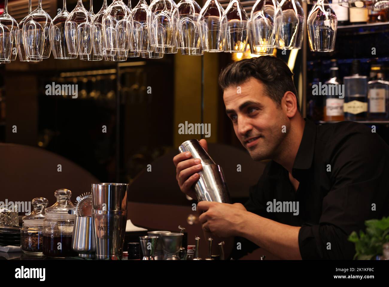 Cocktail, Barkeeper, Wien, Cocktail, Bar, Moderne Bar in Wien mit Mann ...