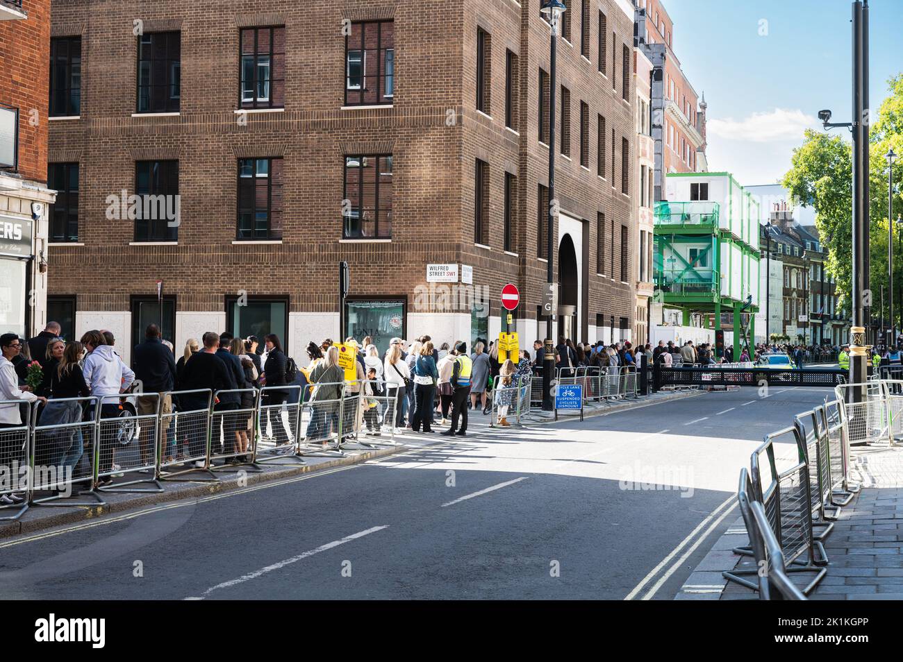 Queue of people hi-res stock photography and images - Alamy