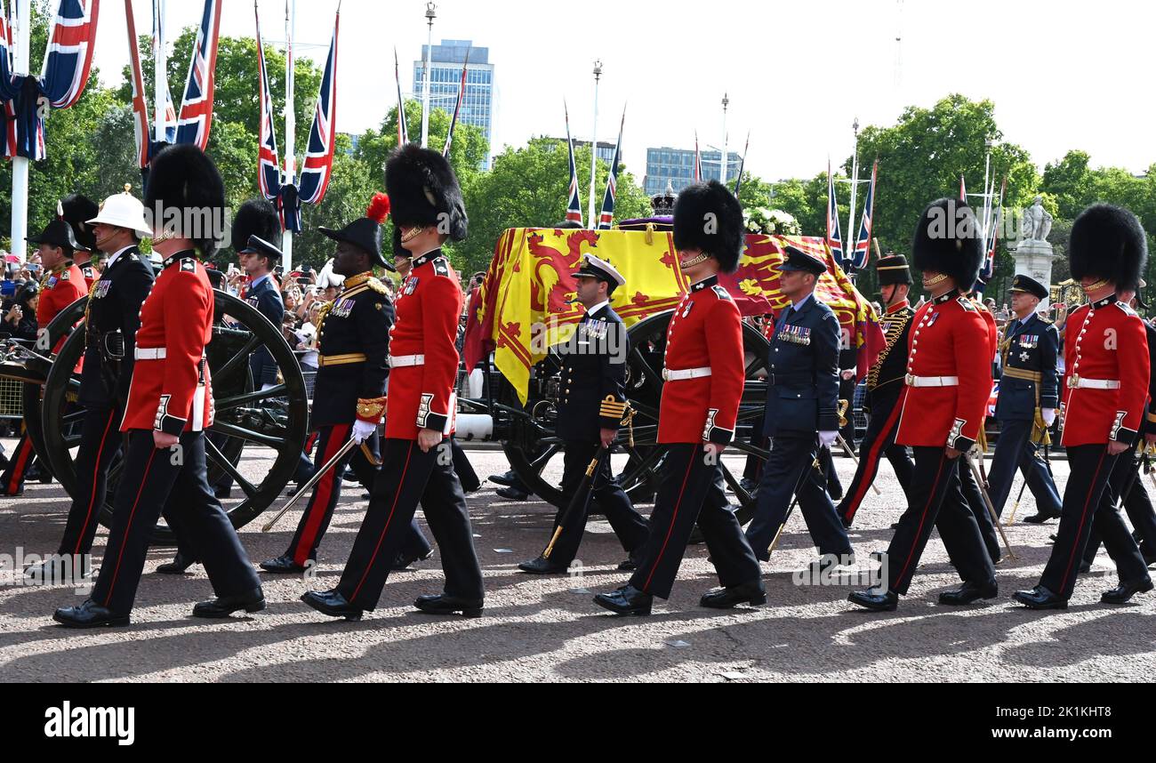 Queens laying in state westminster hall 2022 hi-res stock photography ...