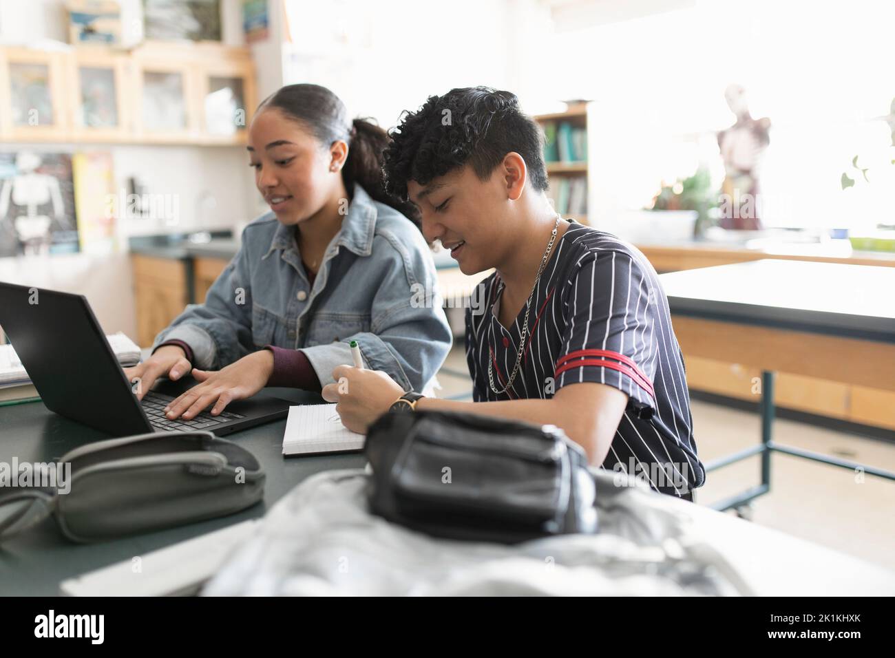 Boy girl laptop teamwork classroom hi-res stock photography and images ...