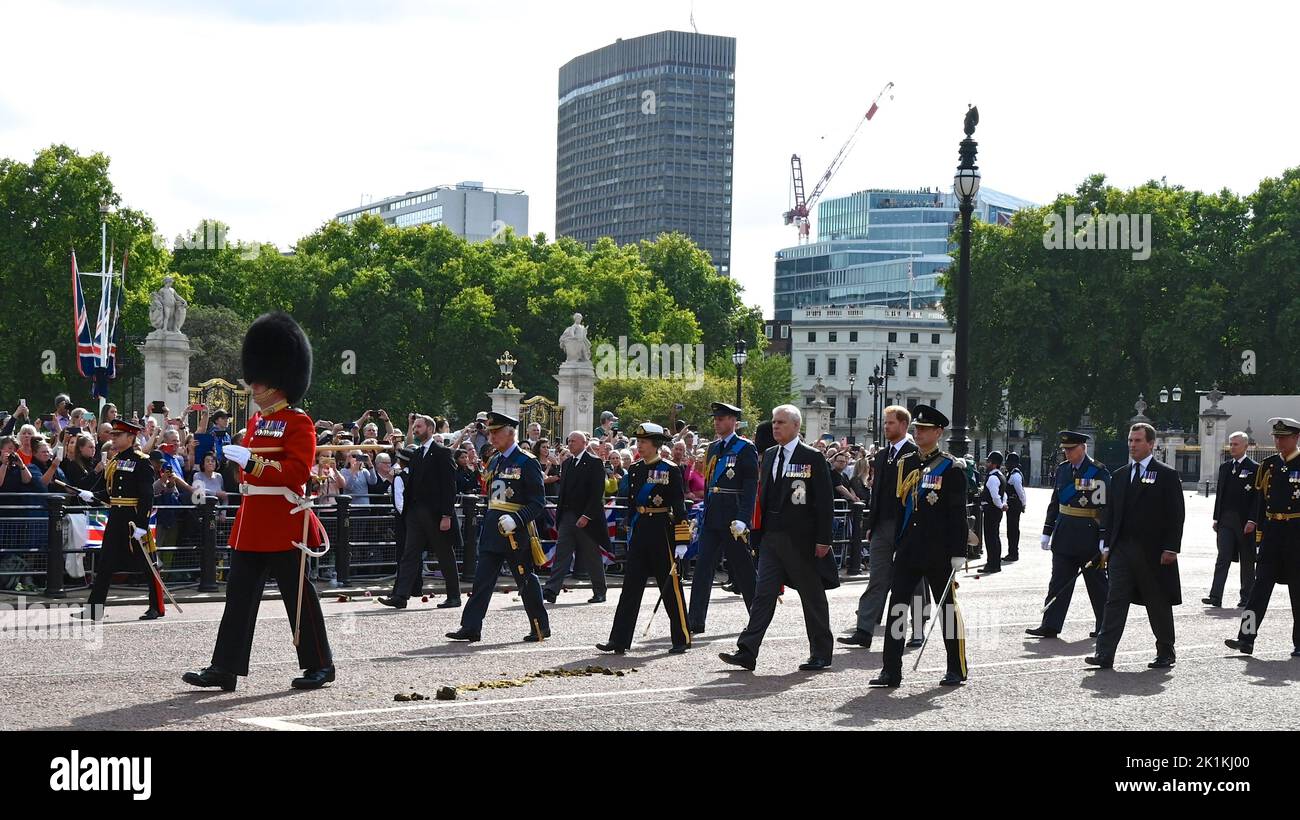 Her majesty queens funeral procession hi-res stock photography and ...