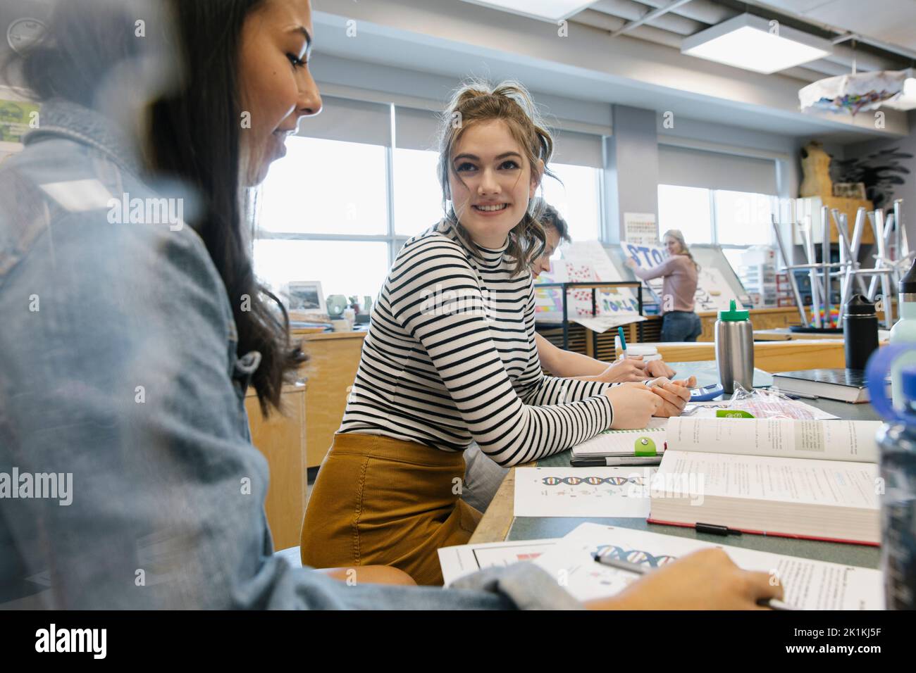 High school science classroom hi-res stock photography and images - Alamy