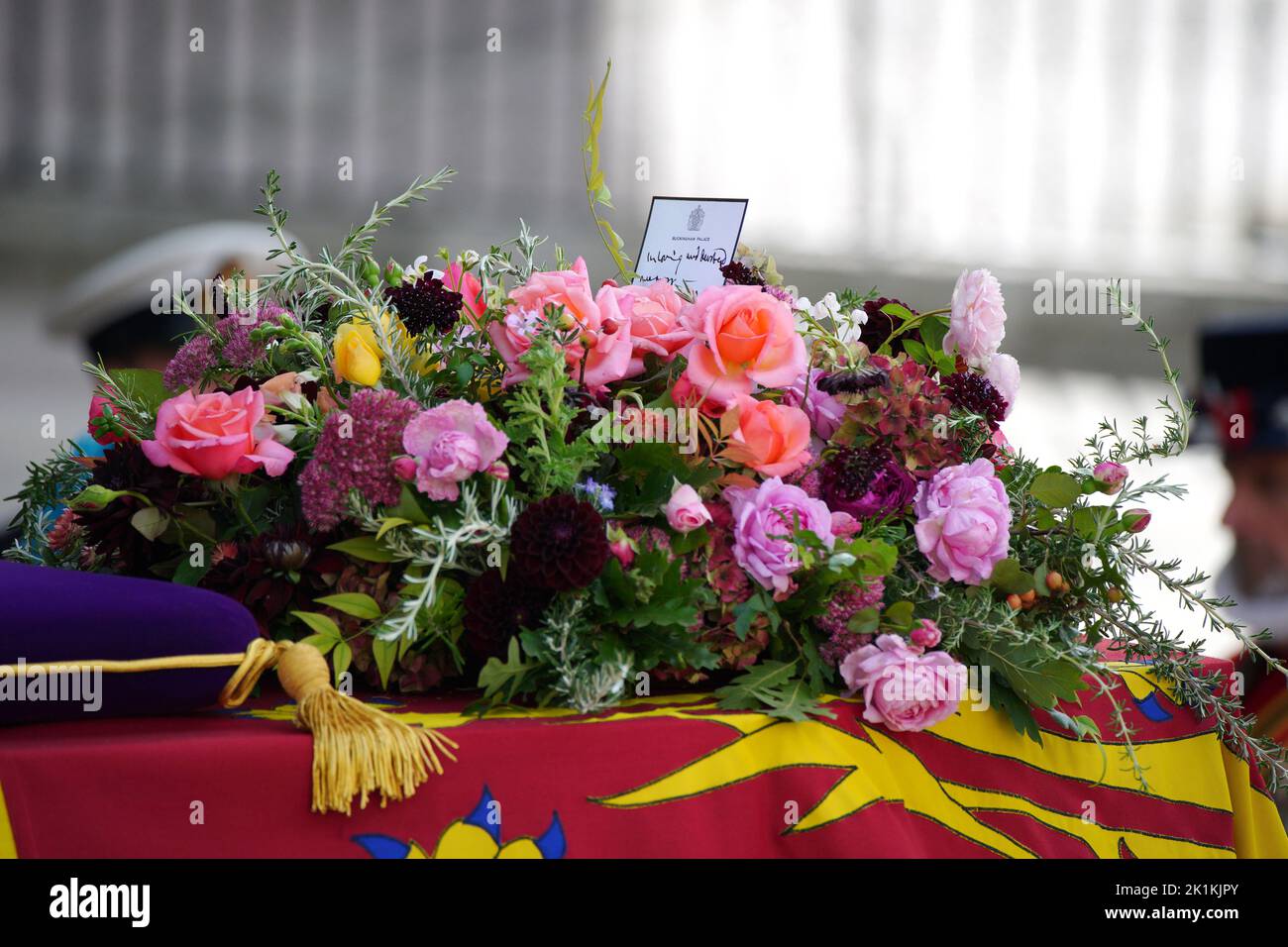 The coffin of Queen Elizabeth II with a message on top from King ...