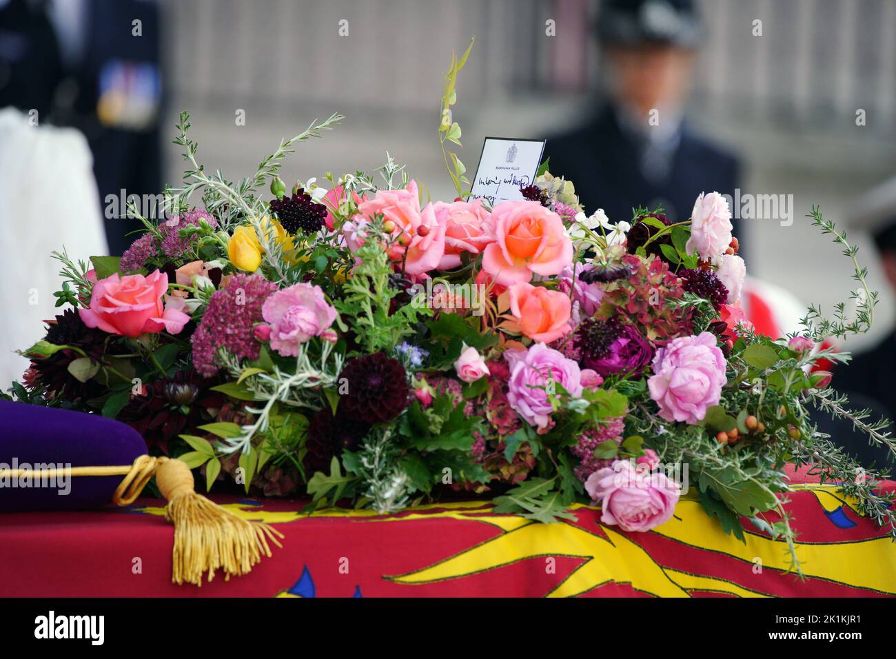 The coffin of Queen Elizabeth II with a message on top from King ...