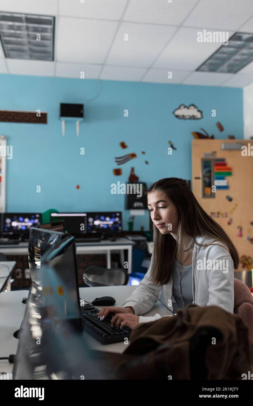 Girl at computer hi-res stock photography and images - Alamy