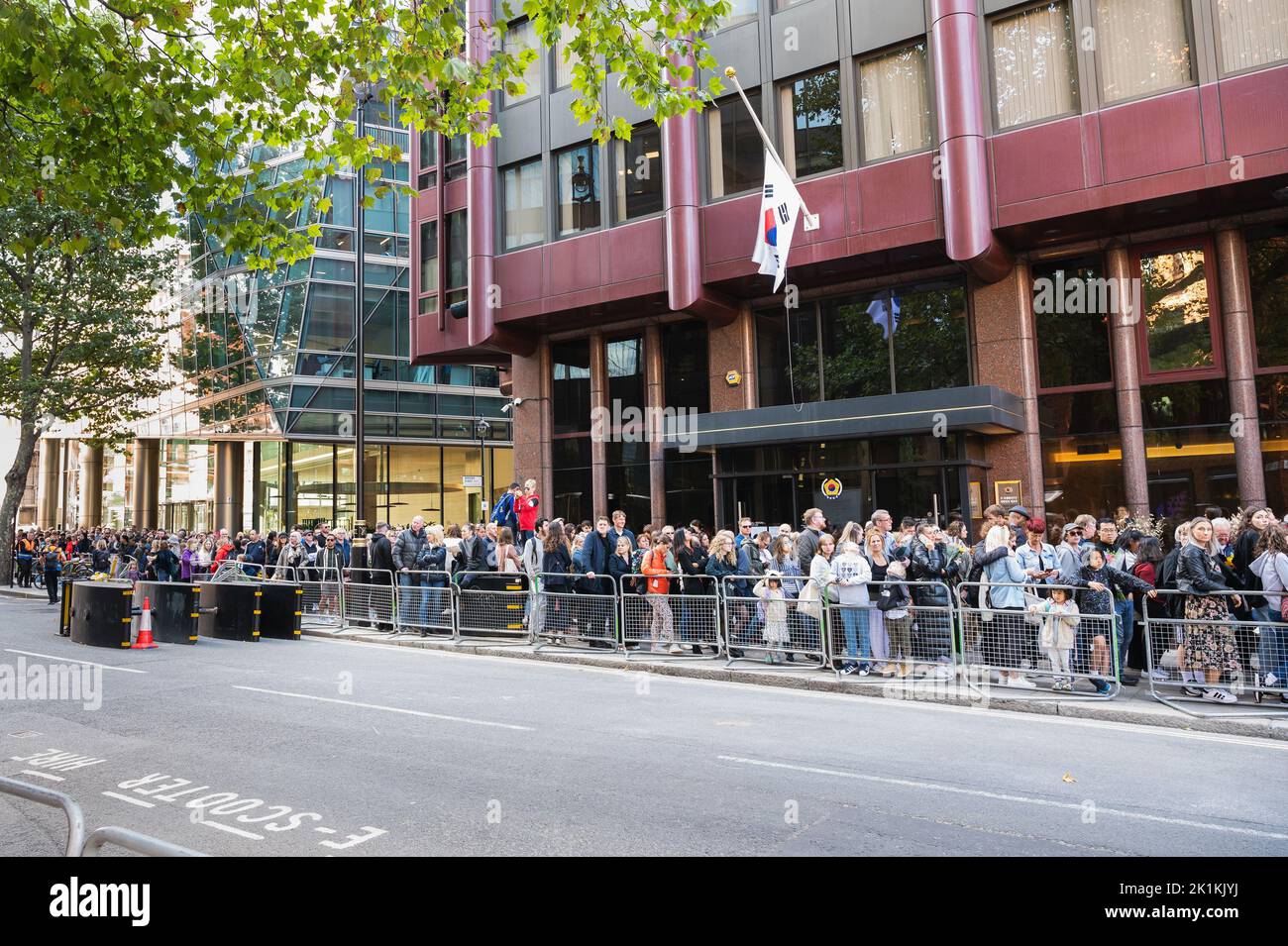 London, United Kingdom - September 17 2022: A queue of people who came ...