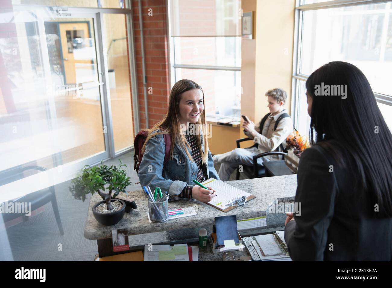 High school student clipboard hi-res stock photography and images - Alamy