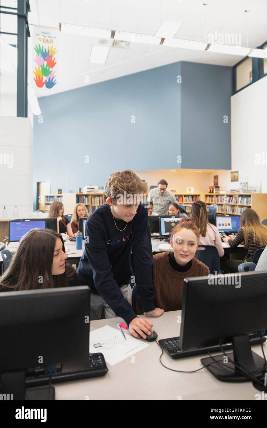 Computers in school hi-res stock photography and images - Alamy