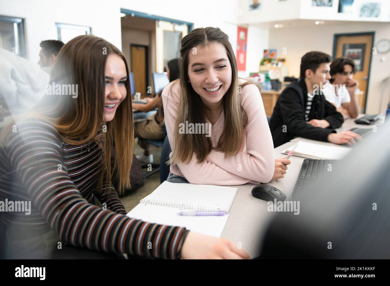 Students using computer library hi-res stock photography and images - Alamy