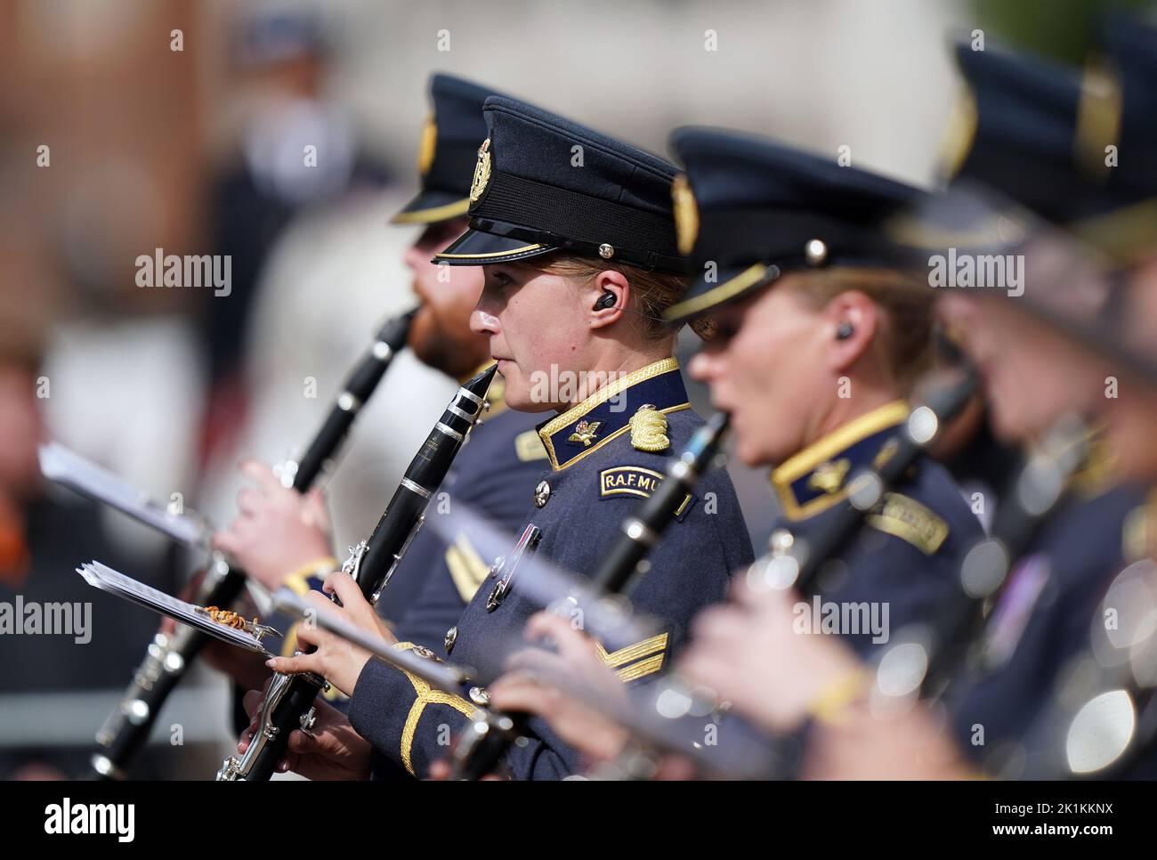 The coffin procession goes down the Mall heading to to Wellington Arch ...