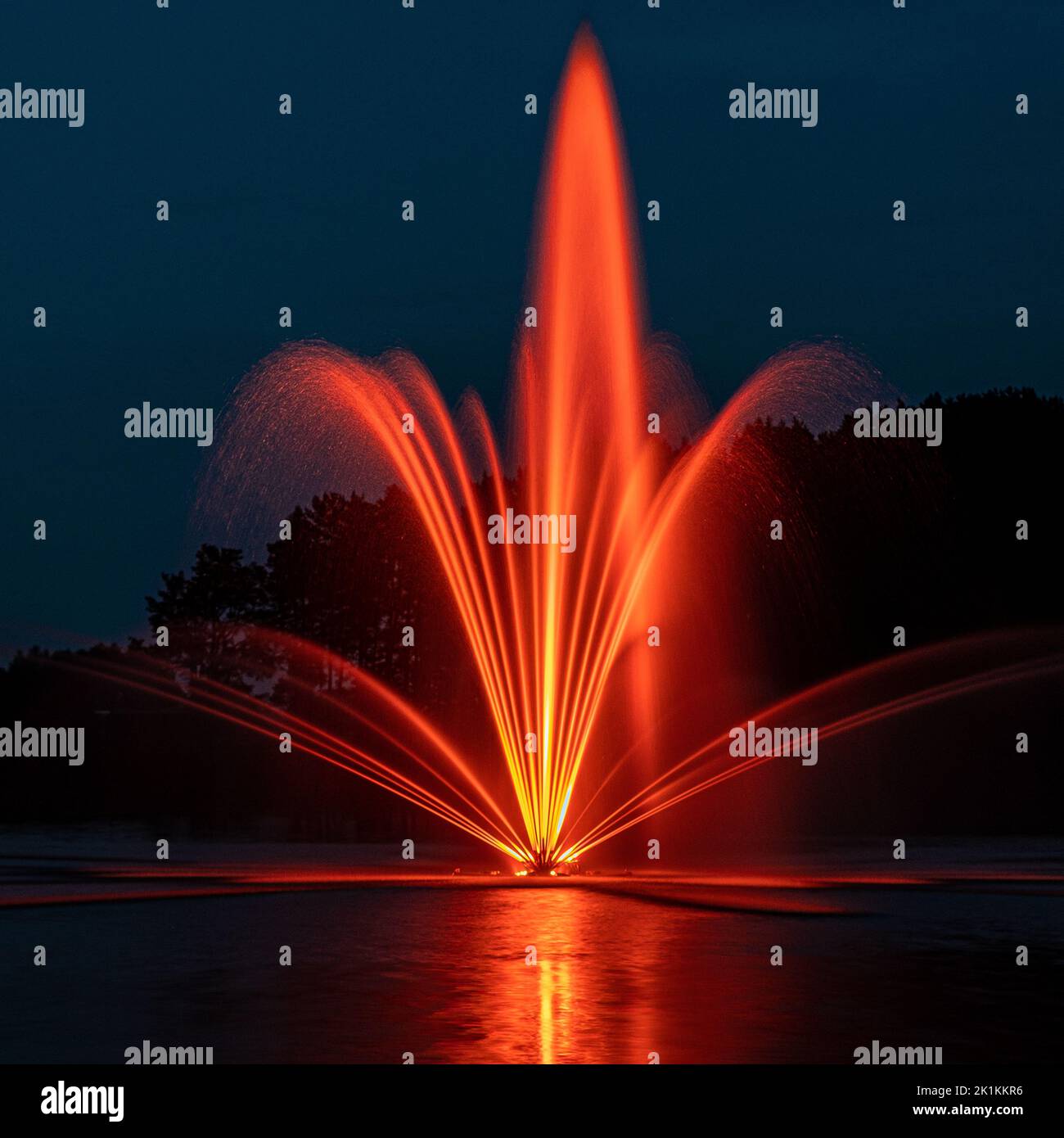 Long exposure photography during the night to a illuminated fountain ...