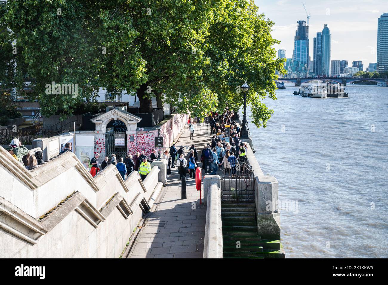 London, United Kingdom - September 17 2022: Crowd of people came to pay ...