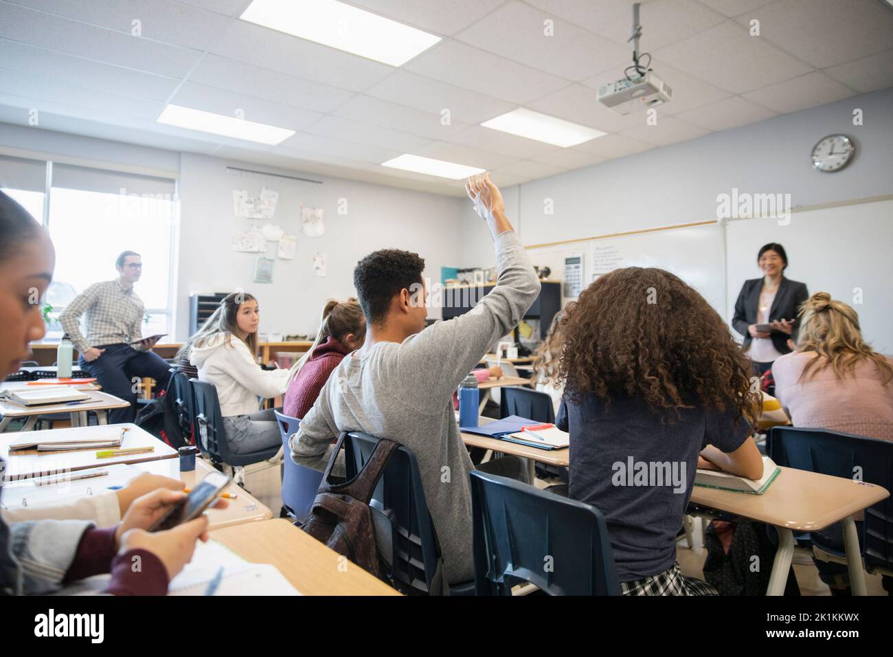 Raise hand classroom hi-res stock photography and images - Alamy