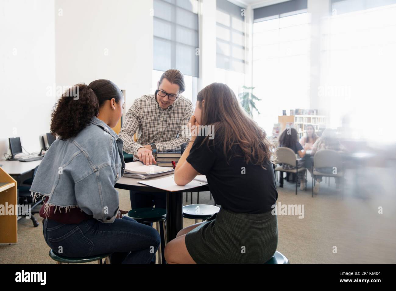 Teacher students in school hall hi-res stock photography and images - Alamy