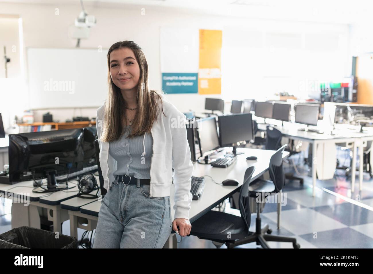 Girl in lab hi-res stock photography and images - Alamy