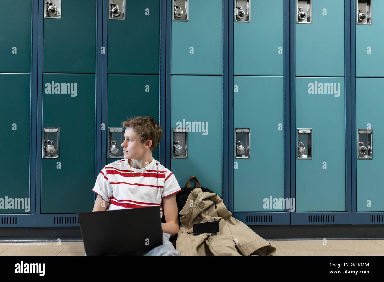 High school hallway lockers hi-res stock photography and images - Alamy