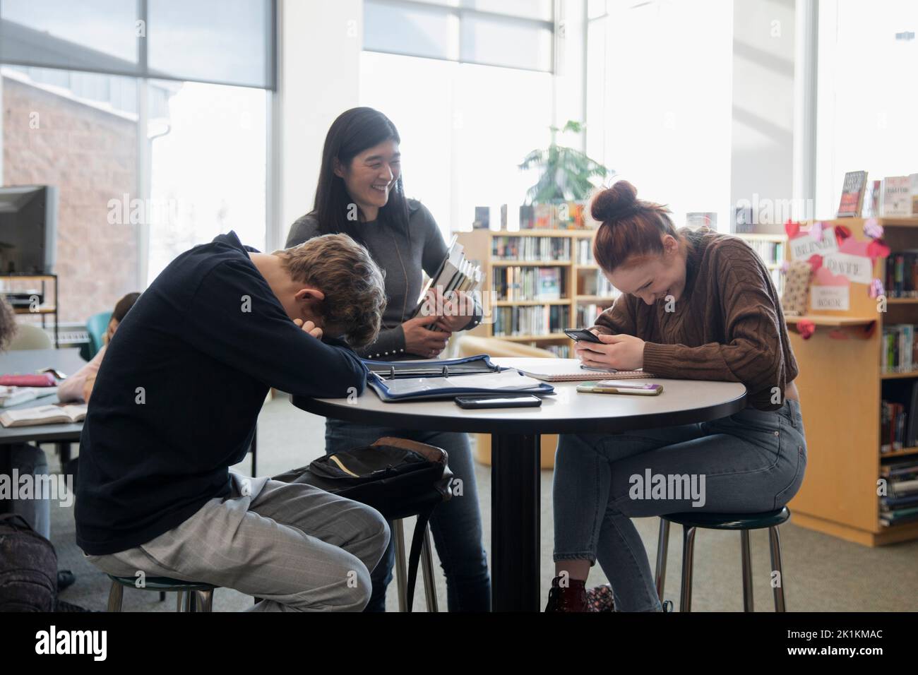 School library students librarian hi-res stock photography and images - Alamy