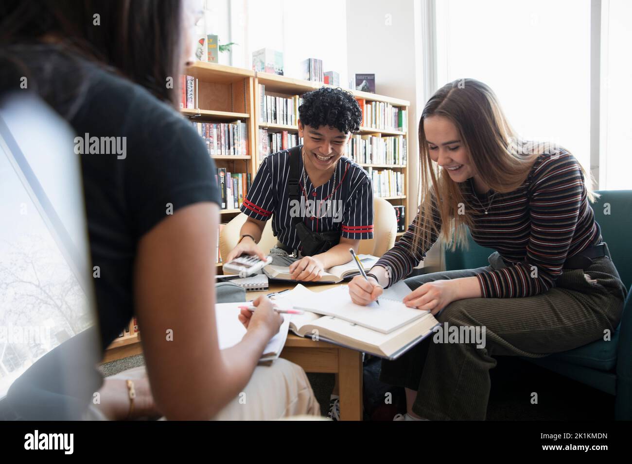Group teen girls library hi-res stock photography and images - Alamy