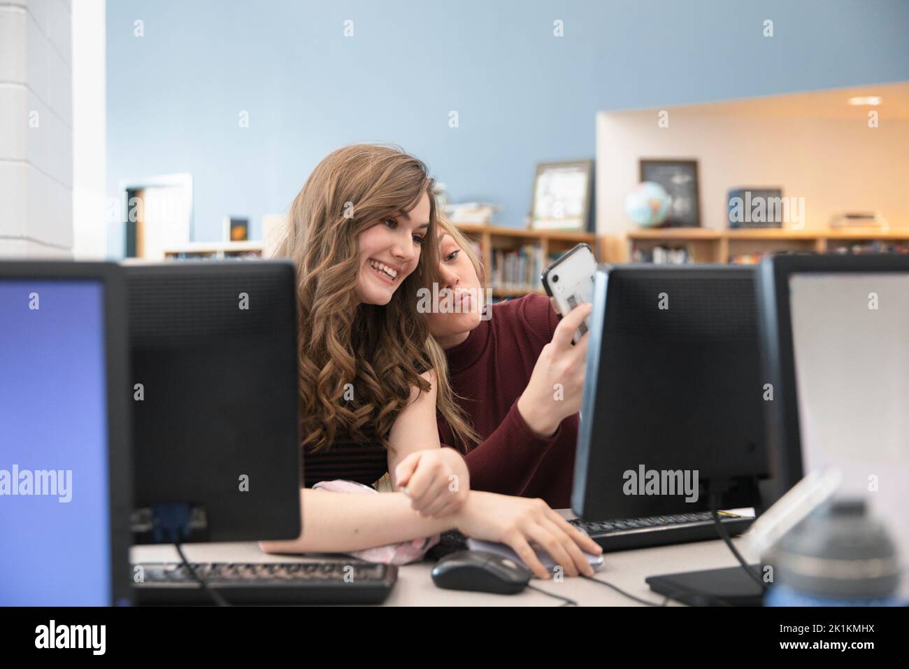 Teenager girls selfie high school hi-res stock photography and images ...