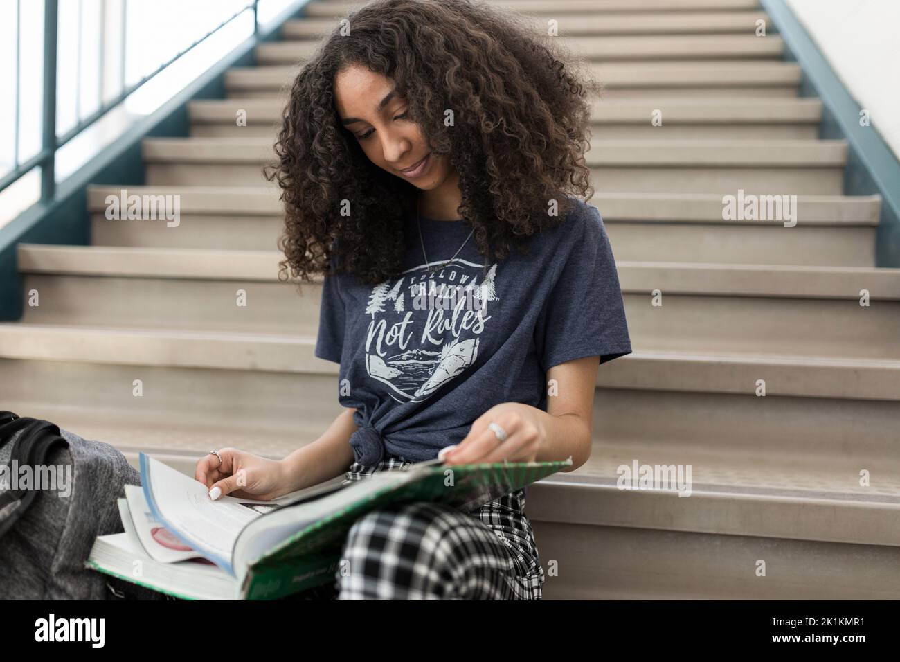 Teen reading textbook hi-res stock photography and images - Alamy