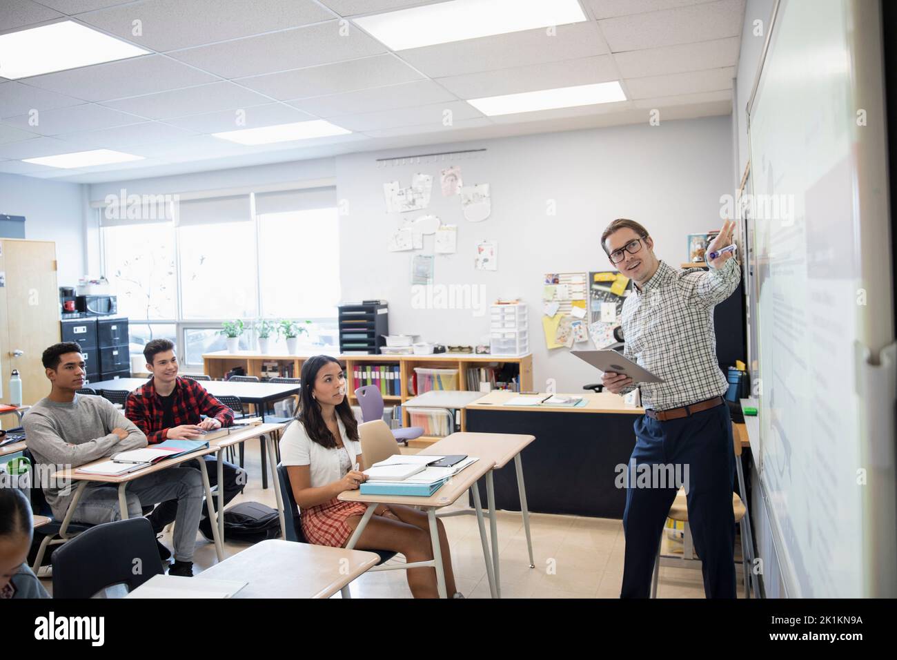Teacher whiteboard classroom hi-res stock photography and images - Alamy