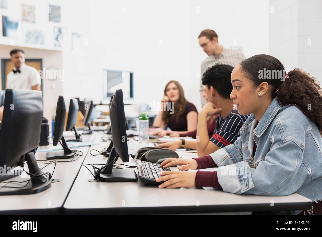 Computers in school hi-res stock photography and images - Alamy