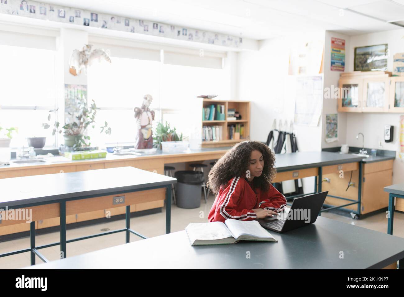 High school laptop classroom hi-res stock photography and images - Alamy