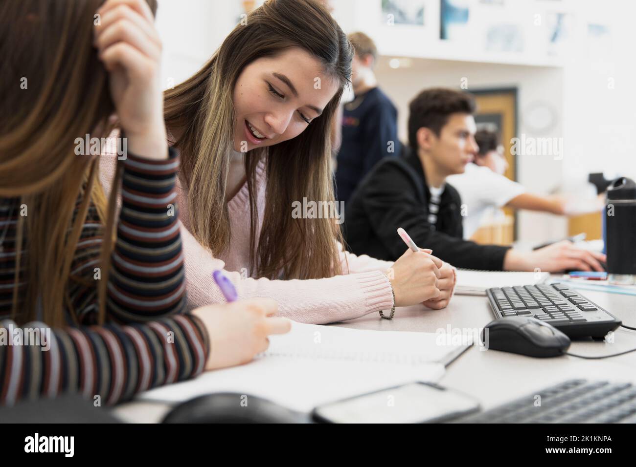 Girl studying in library hi-res stock photography and images - Alamy