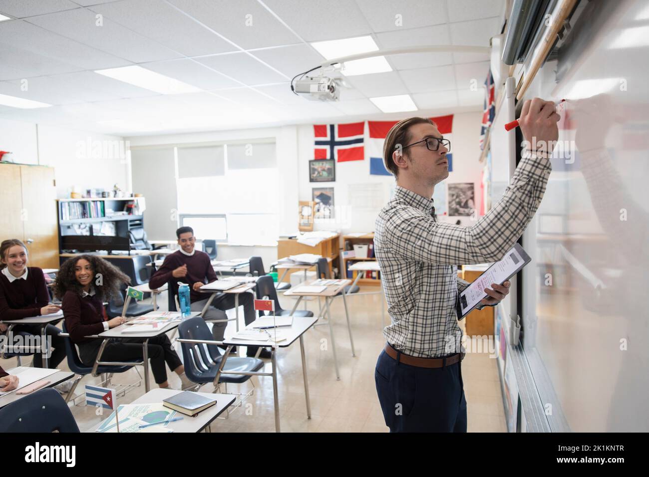 Teacher whiteboard classroom hi-res stock photography and images - Alamy