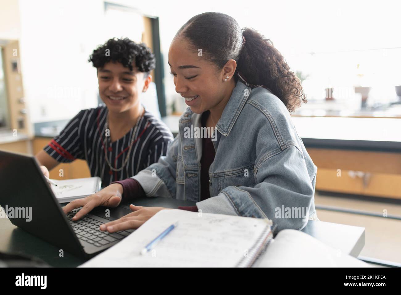 Boy girl laptop teamwork classroom hi-res stock photography and images ...