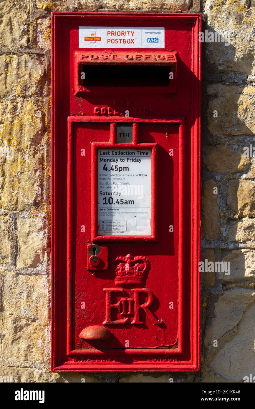 Post box showing the Royal Cyper of Queen Elizabeth 2nd Regina Stock ...