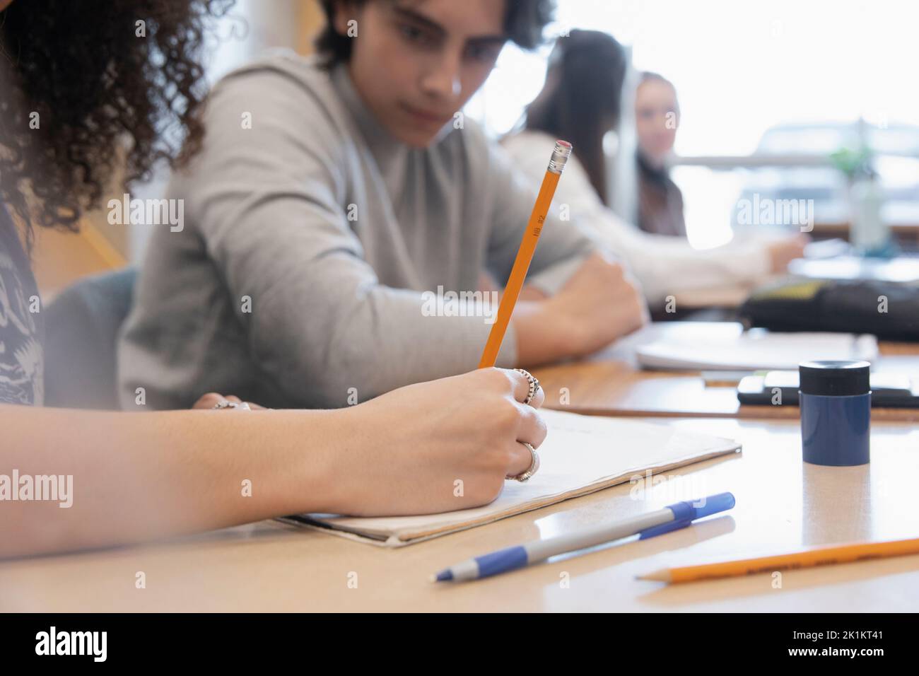 Teenage study together writing hi-res stock photography and images - Alamy