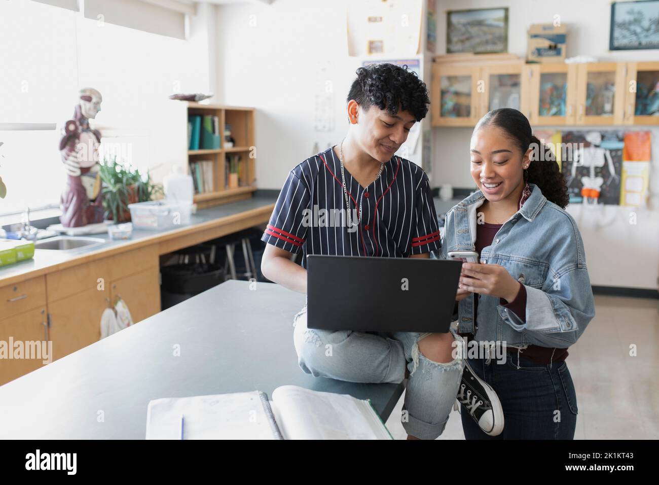Boy girl laptop teamwork classroom hi-res stock photography and images ...