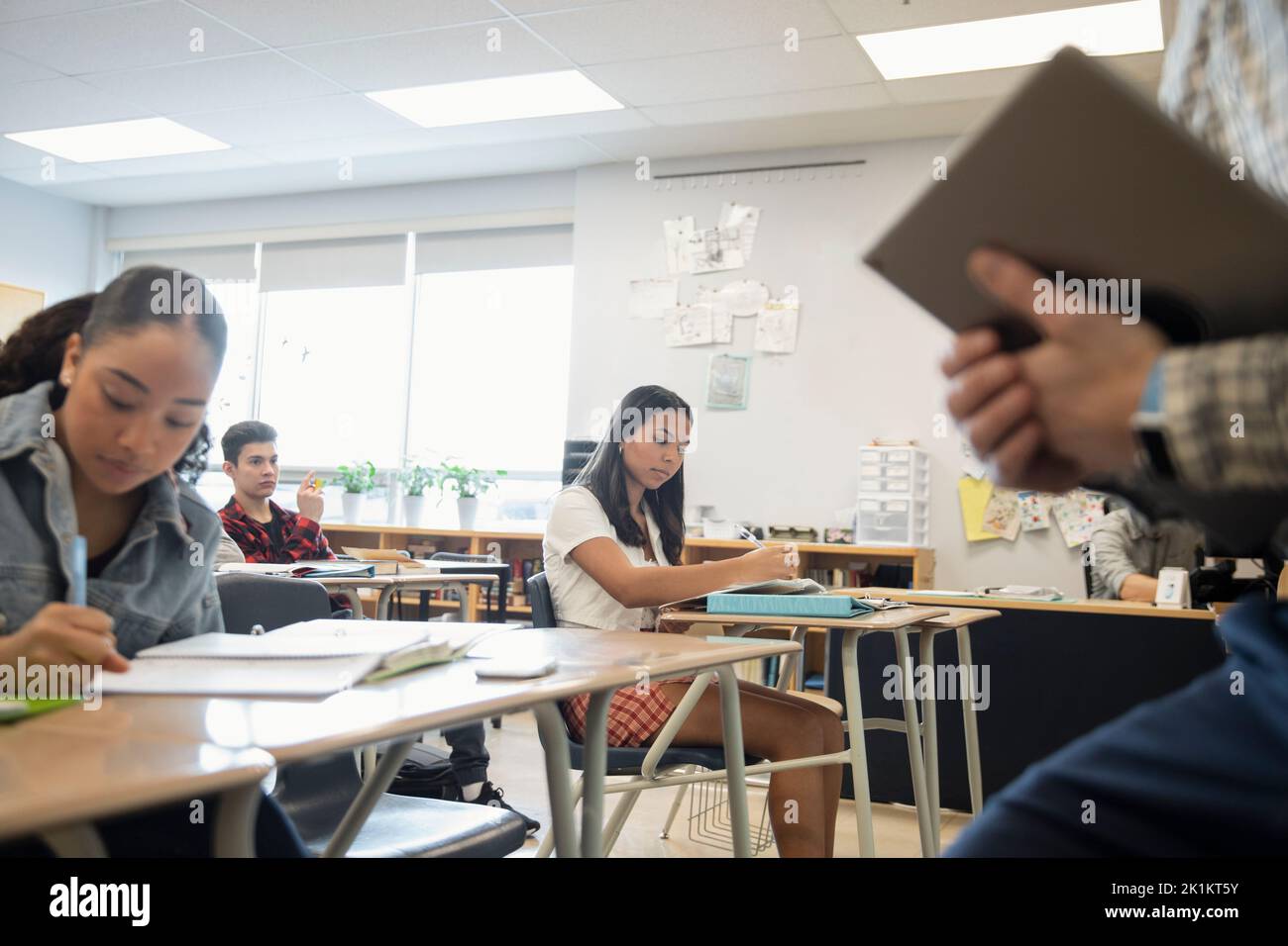 High school girls in classroom hi-res stock photography and images - Alamy