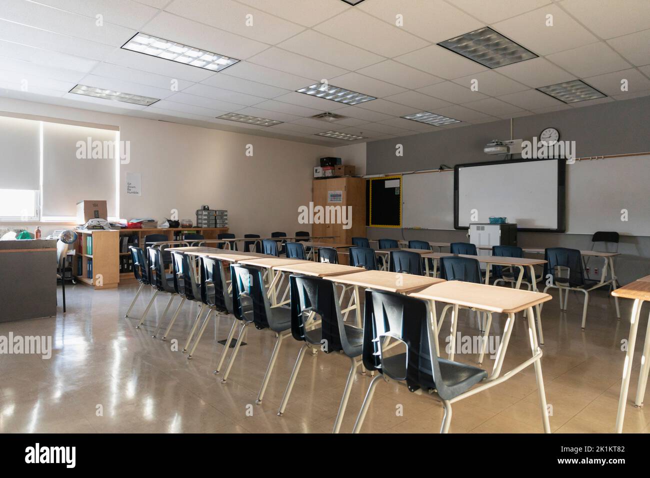 Row of desks hi-res stock photography and images - Alamy