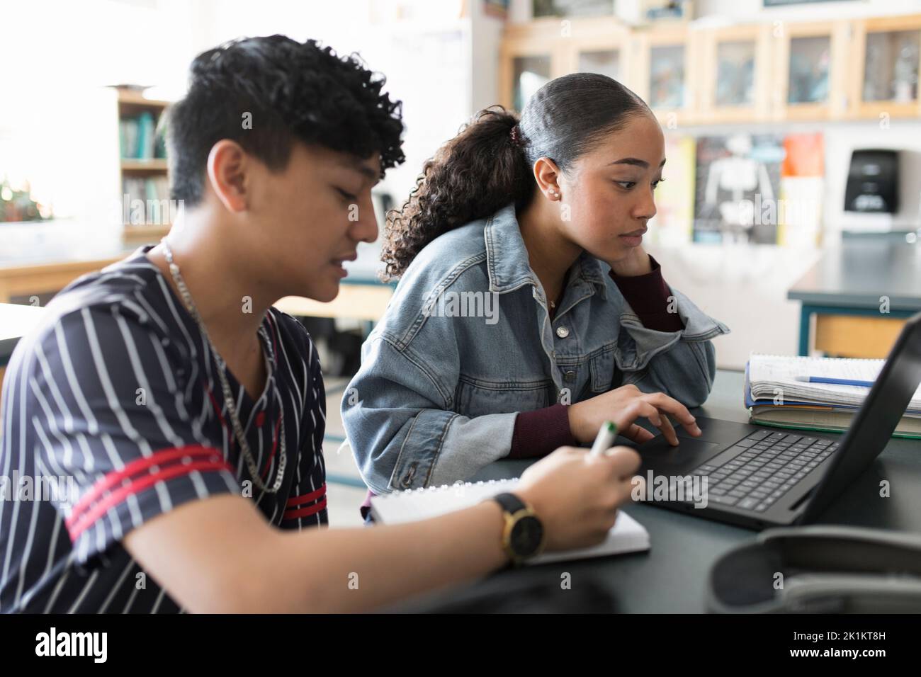 Boy girl laptop teamwork classroom hi-res stock photography and images ...