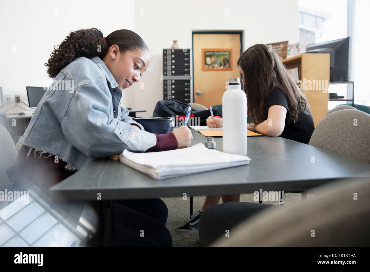 Black girl in library hi-res stock photography and images - Alamy