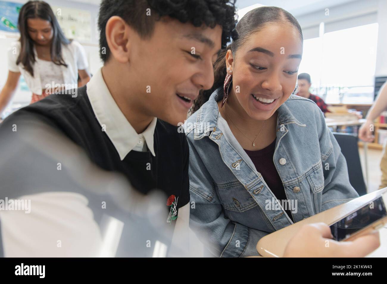 Mobile phone school classroom hi-res stock photography and images - Alamy