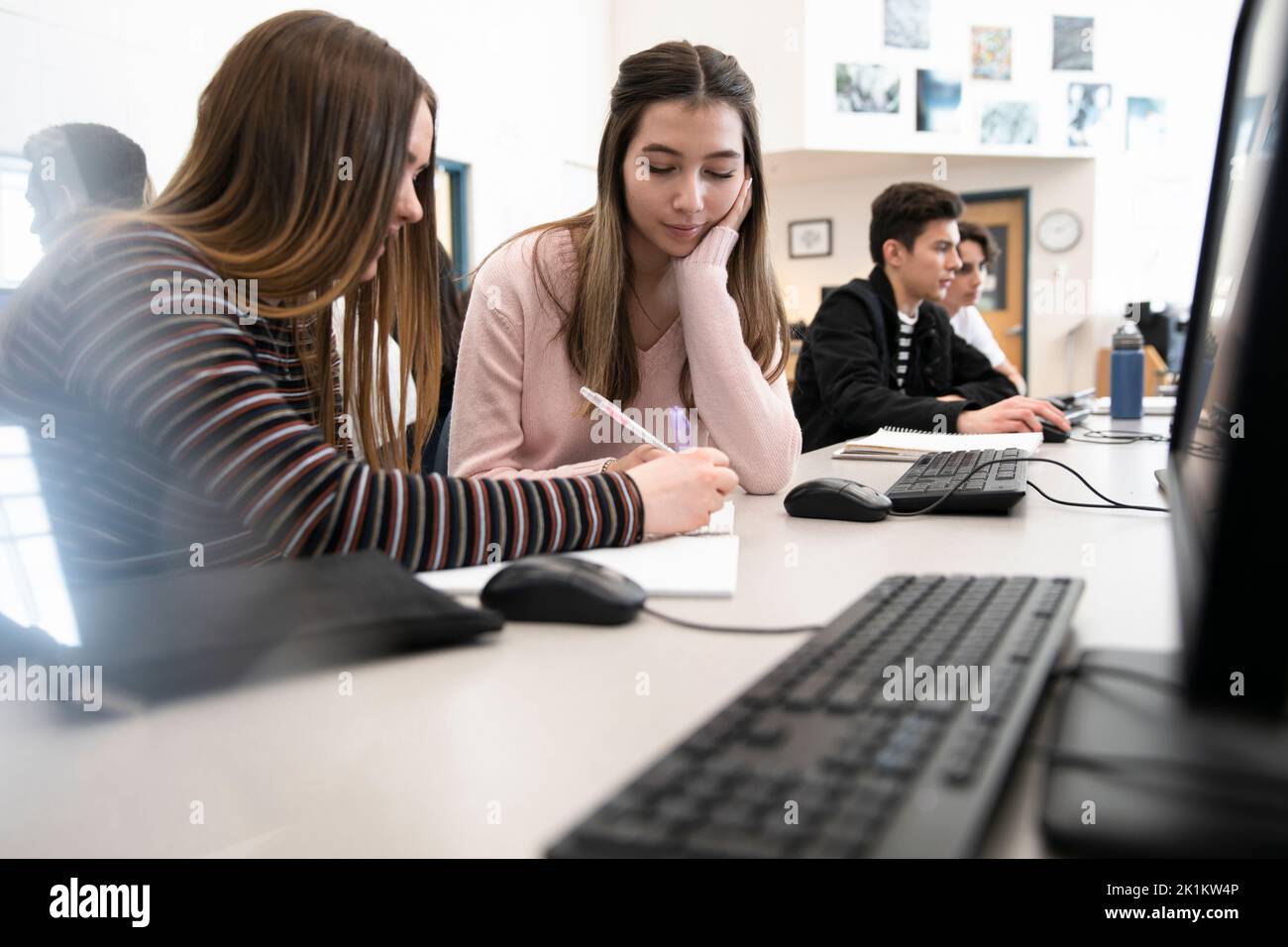 Computers in school hi-res stock photography and images - Alamy
