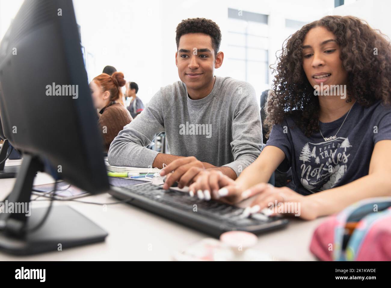 Students using computer library hi-res stock photography and images - Alamy