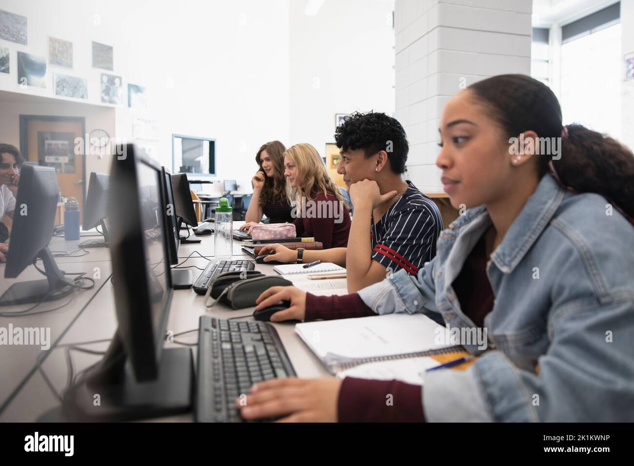 Teen girls computers hi-res stock photography and images - Alamy