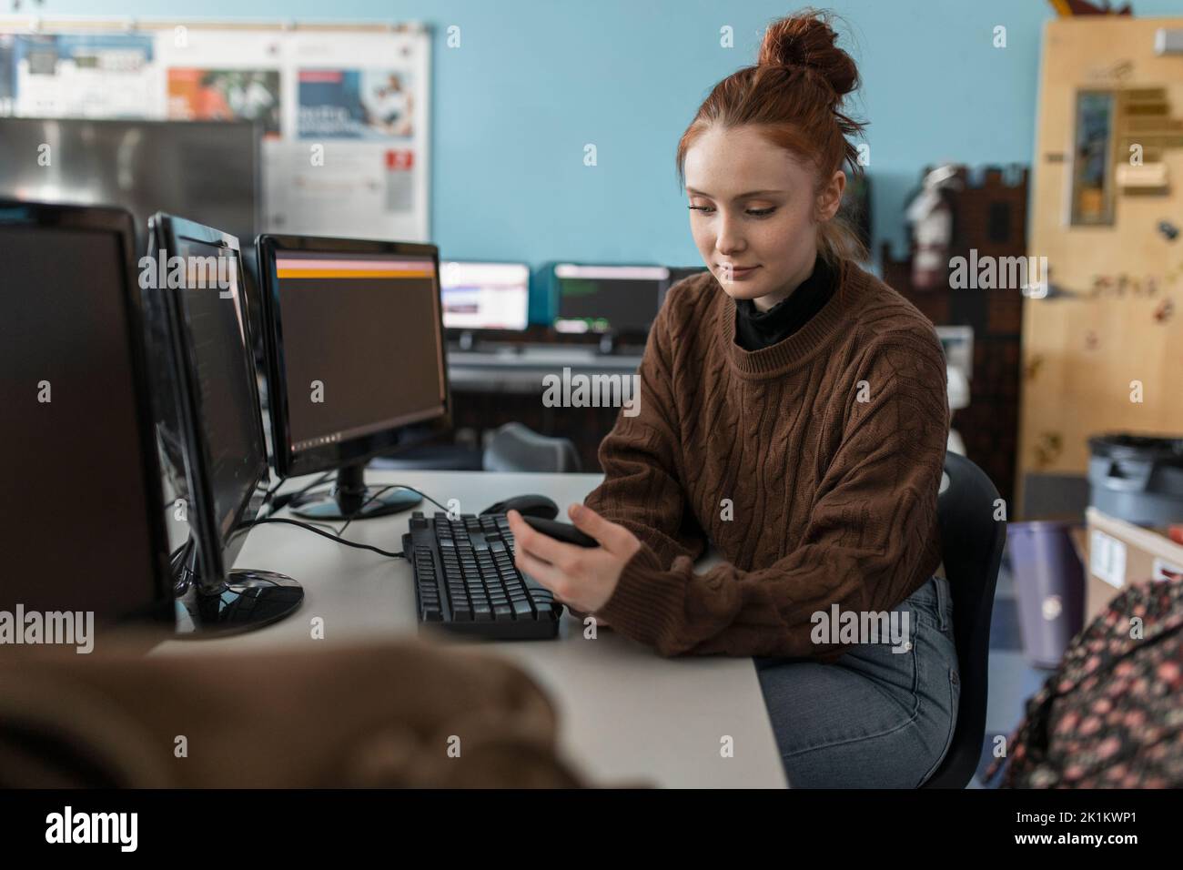 Student research phone classroom hi-res stock photography and images ...