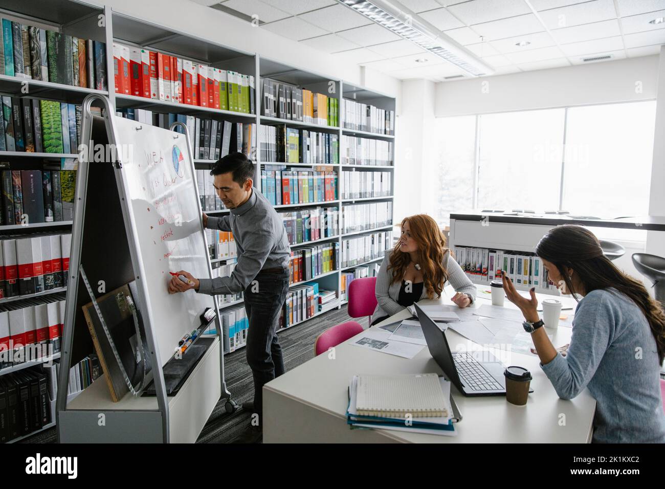 Man using whiteboard in meeting hi-res stock photography and images - Alamy