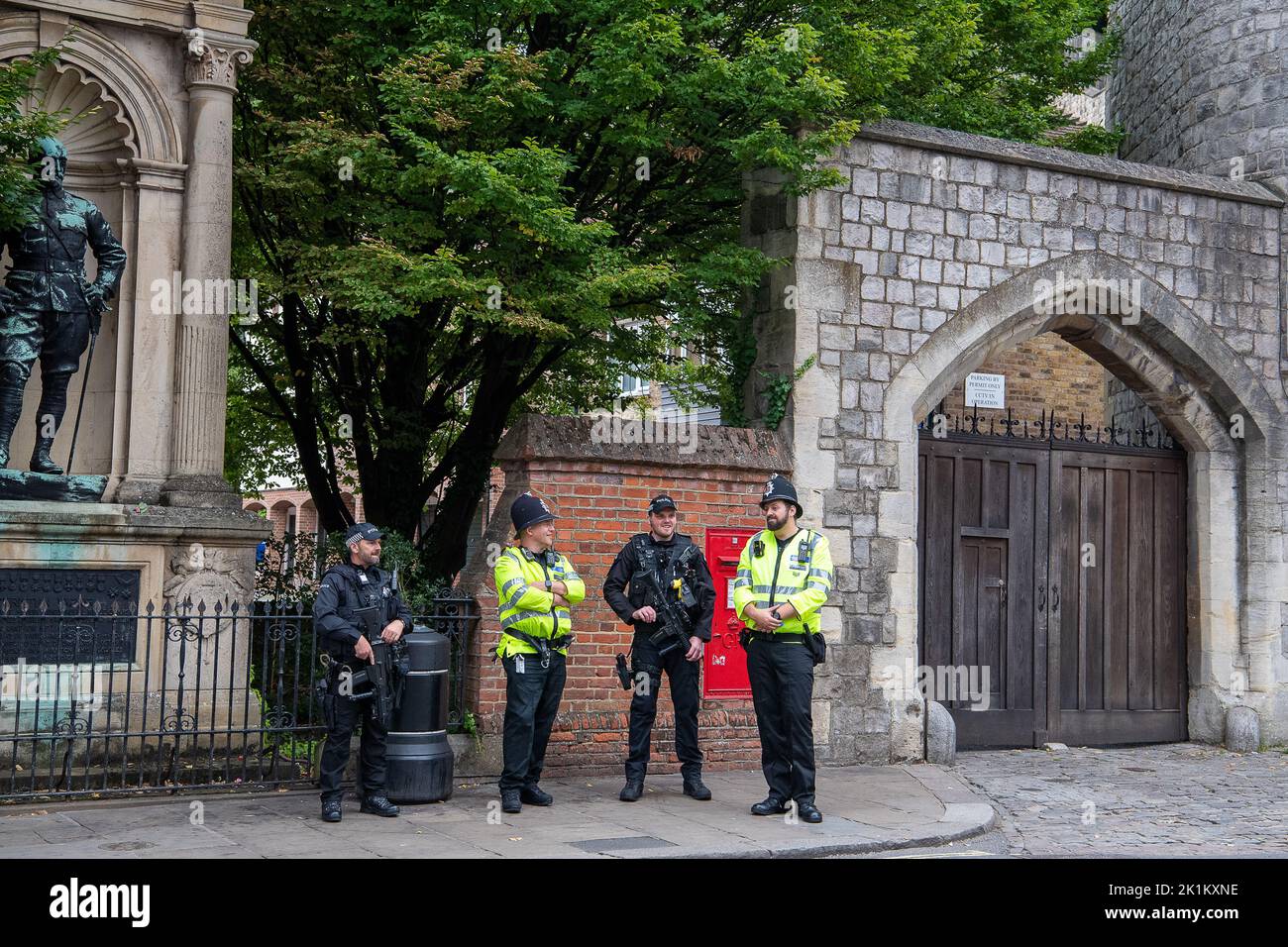 Windsor, Berkshire, UK. 19th September, 2022. Thousands of mourners were heading to the Long ...