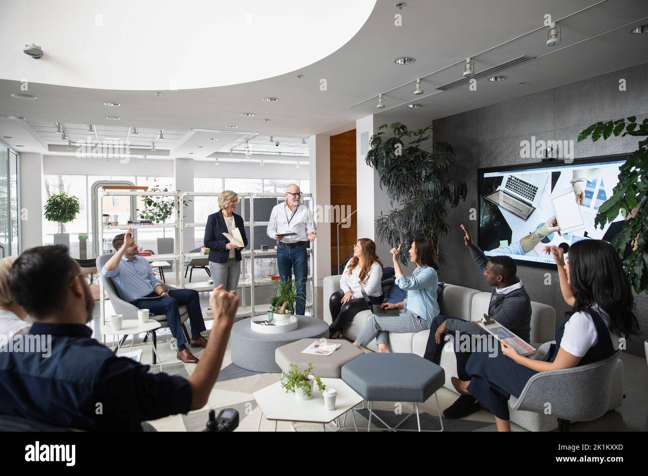 Office meeting modern hi-res stock photography and images - Alamy