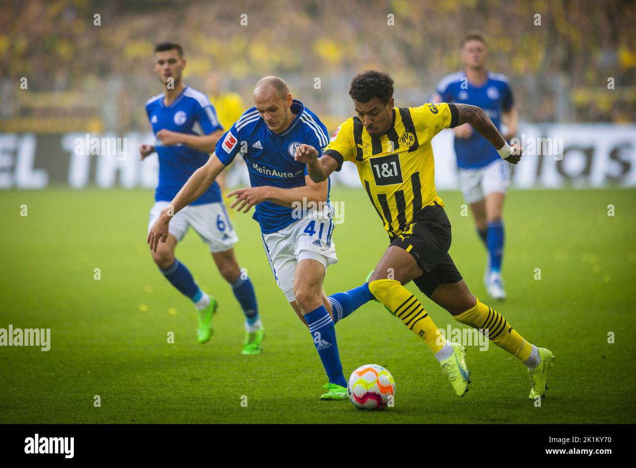 Donyell Malen (BVB), Henning Matriciani (S04) Borussia Dortmund - FC ...